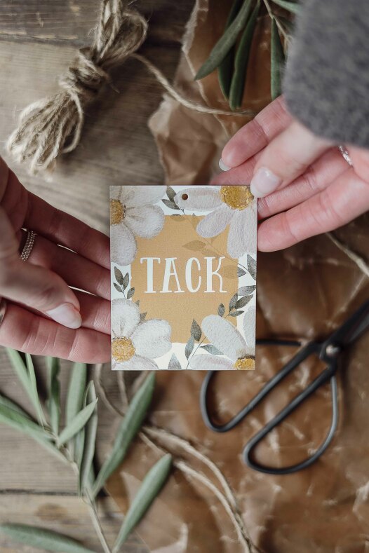 Maja Gåvokort, TACK (Vit text på ocra bakgrund) - Majas Cottage