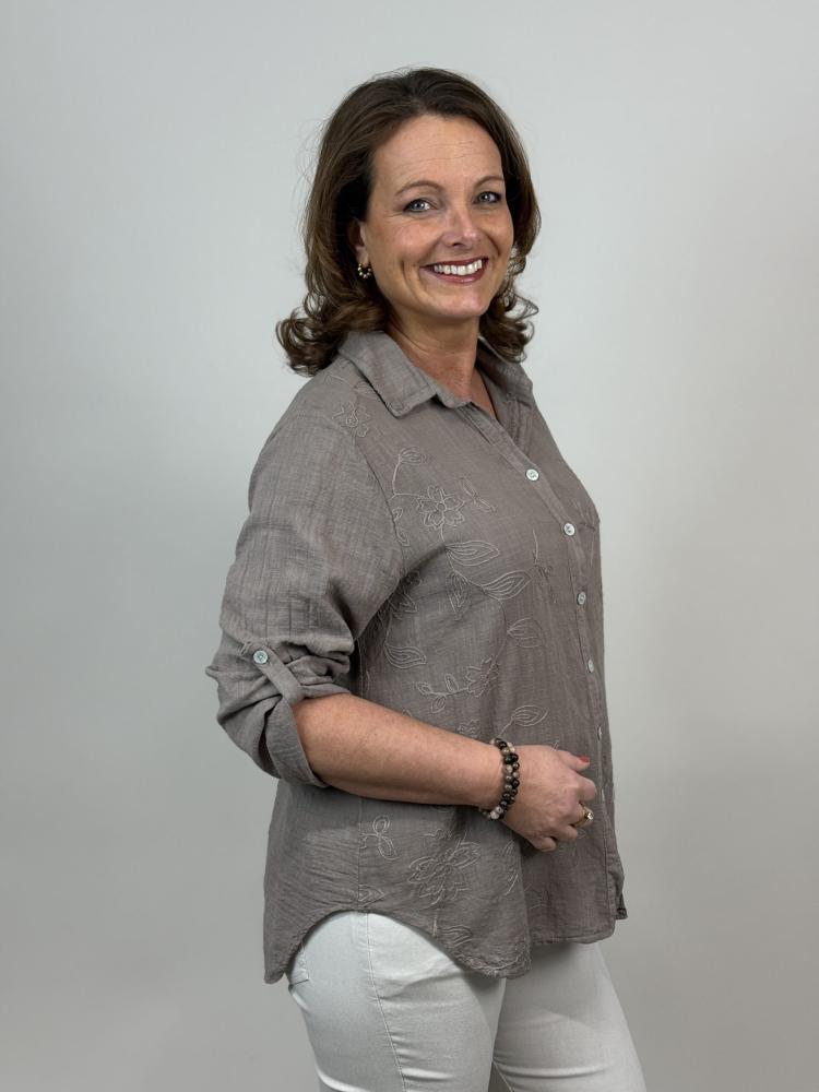 Blus med brodyr, Like Linen, Taupe Kelly - Mix by Heart KOMMER SNART!