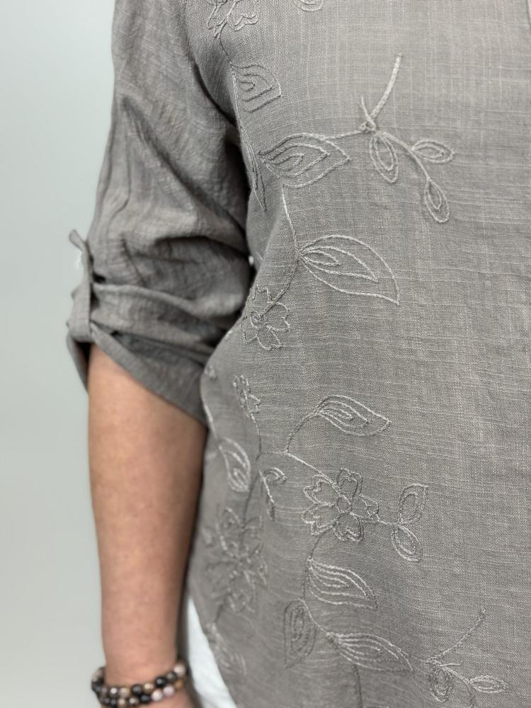Blus med brodyr, Like Linen, Taupe Kelly - Mix by Heart KOMMER SNART!