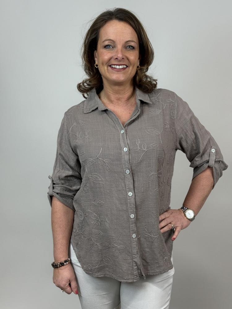 Blus med brodyr, Like Linen, Taupe Kelly - Mix by Heart KOMMER SNART!
