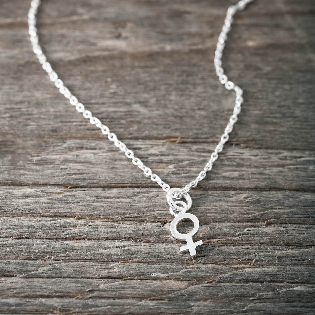 Silverhalsband, Kvinnotecken Mini - by faith