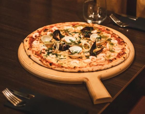 Pizzabrickor - brett utbud av pizzabricka med handtag i olika storlekar ...