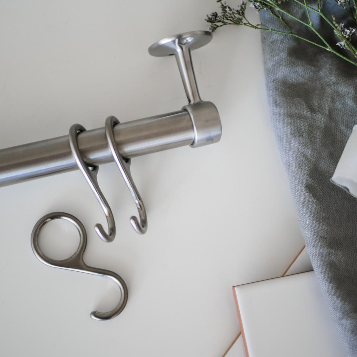 Metallkrokar & krokar i metall Online | itsdesign.se